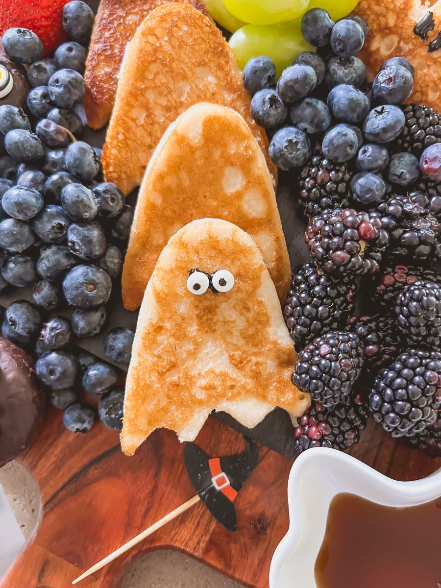 How to Make a Halloween Kids' Breakfast Board!