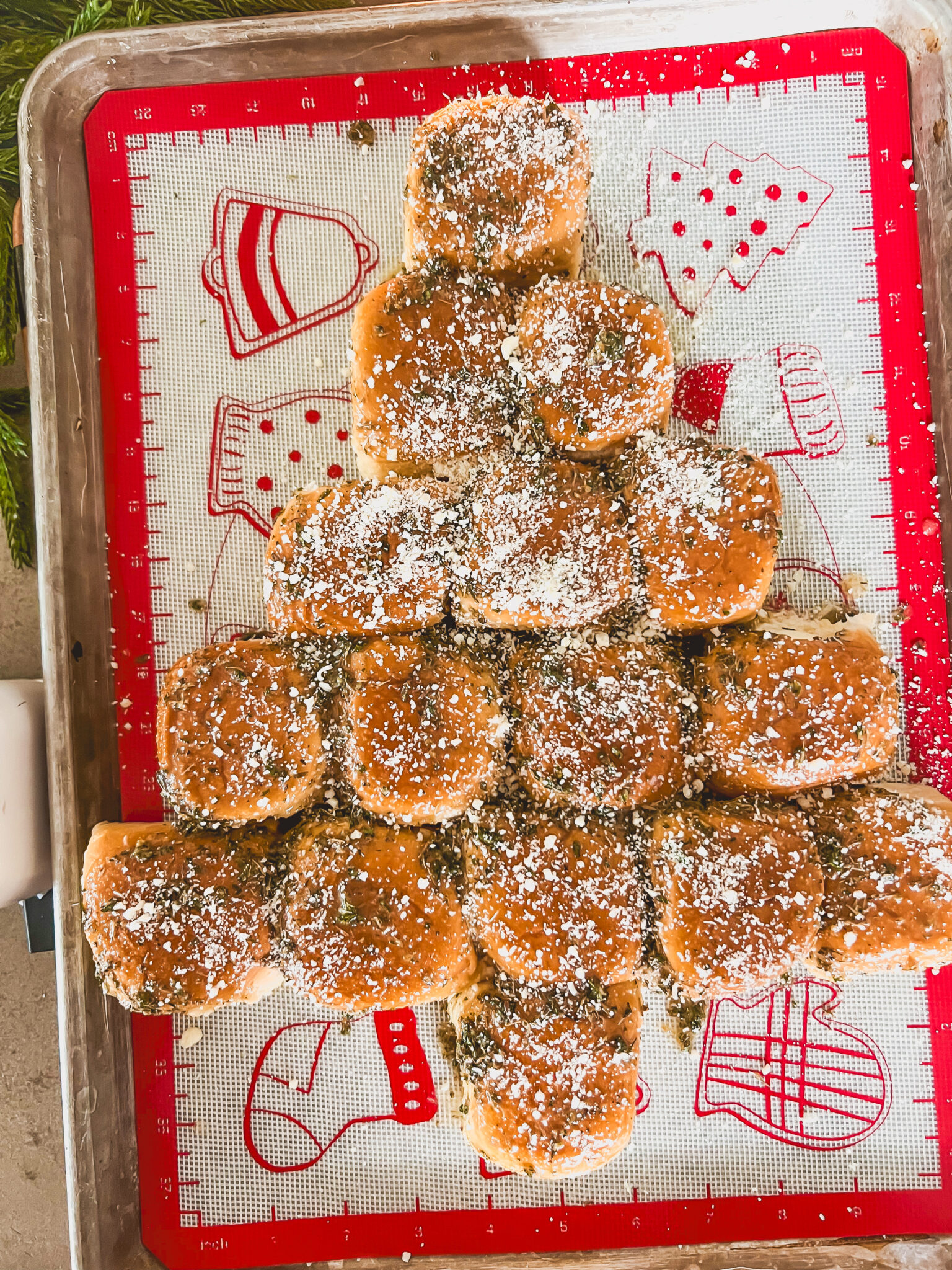 These Cheesy Garlic Christmas Tree Rolls Are SO Easy!