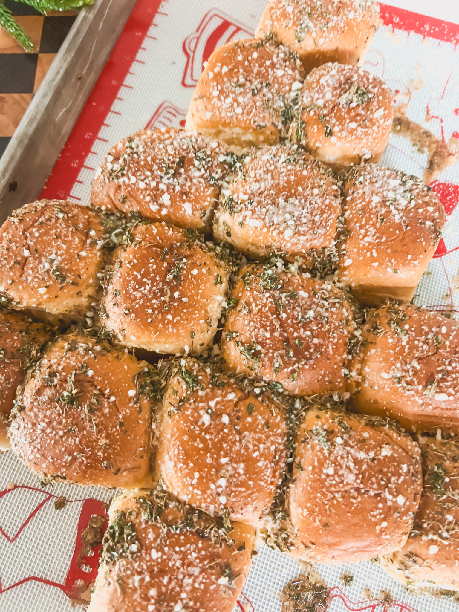 These Cheesy Garlic Christmas Tree Rolls Are SO Easy!