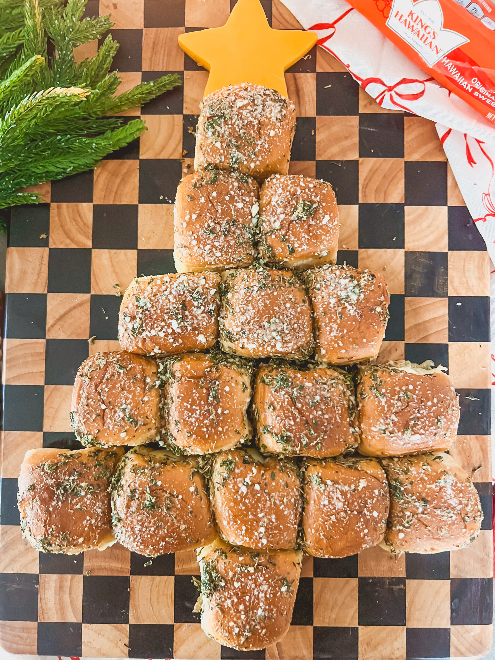 These Cheesy Garlic Christmas Tree Rolls Are SO Easy!