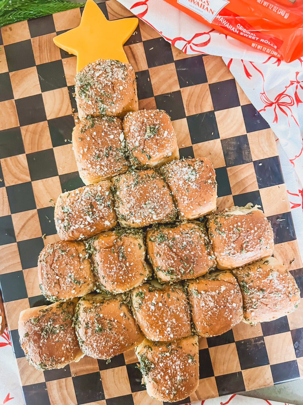 These Cheesy Garlic Christmas Tree Rolls Are SO Easy!